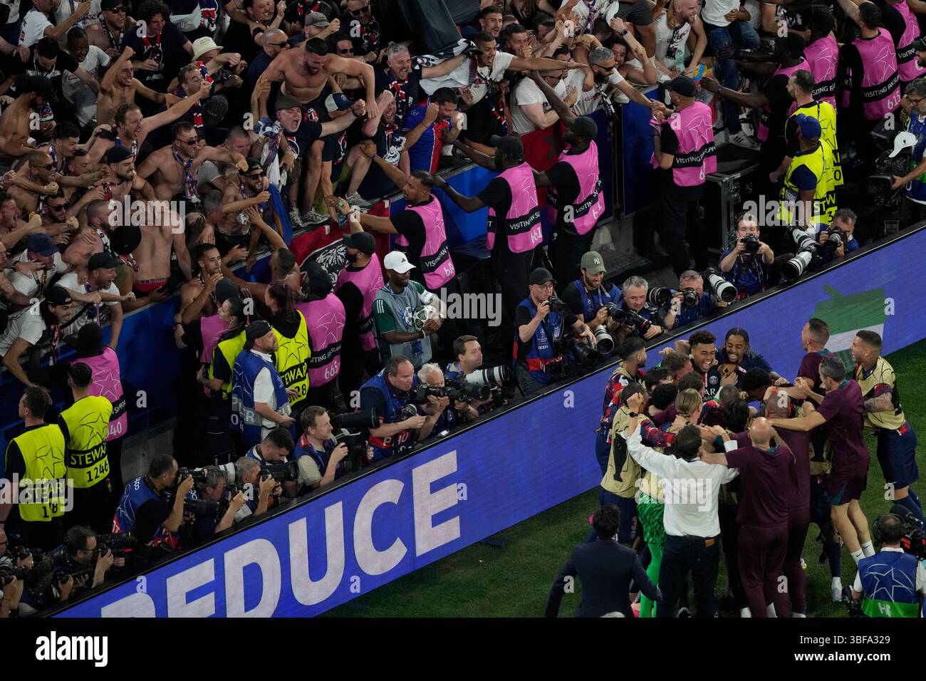 PSG players celebrate after their side's fourth goal against Inter ...