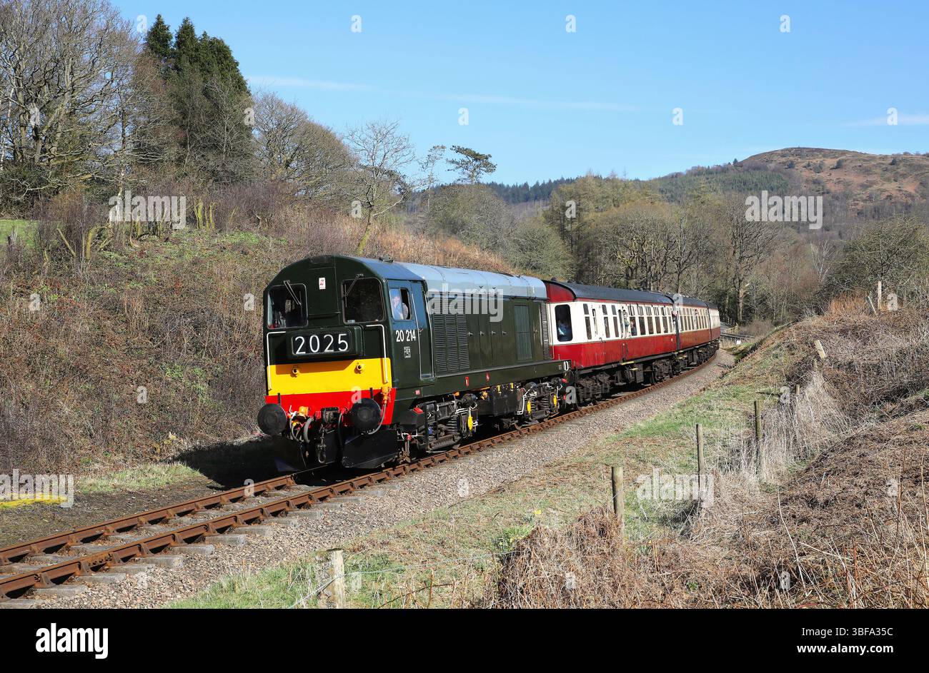 20214 heads past Swan curve at Newby Bridge on 30.3.25 Stock Photo - Alamy