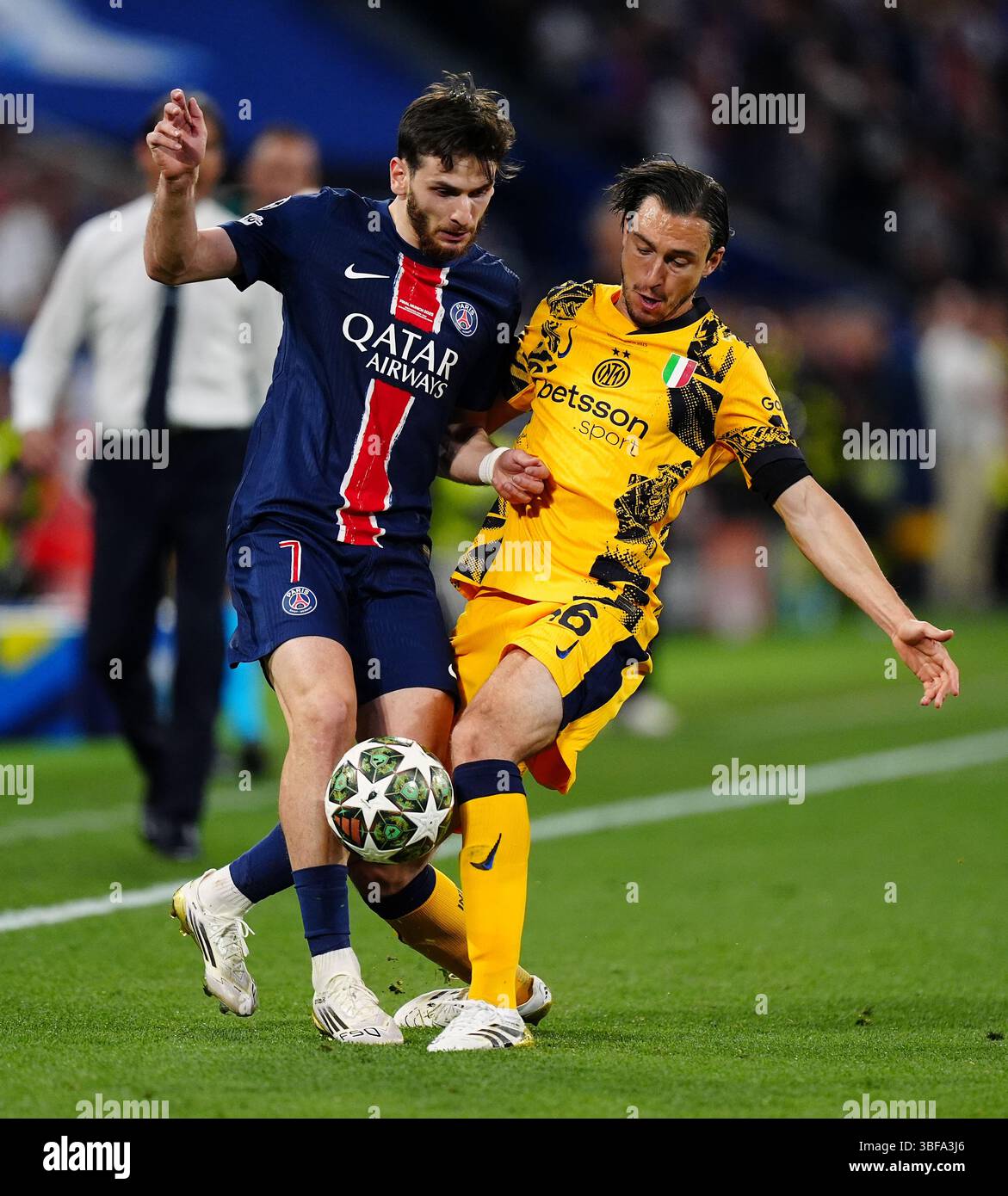 Paris Saint-Germain's Khvicha Kvaratskhelia and Inter Milan's Matteo ...