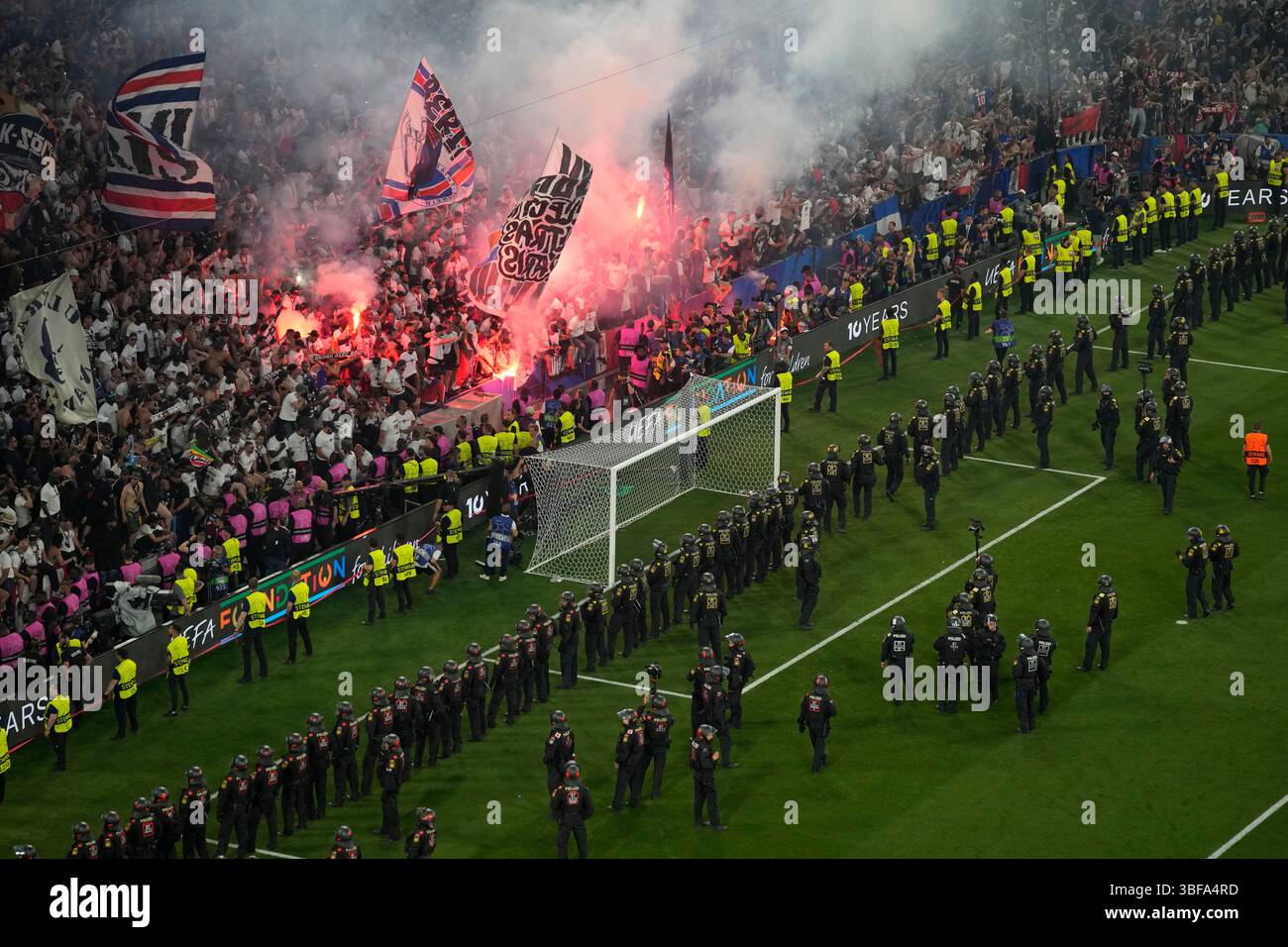 Fans of PSG celebrate after the Champions League final soccer match ...