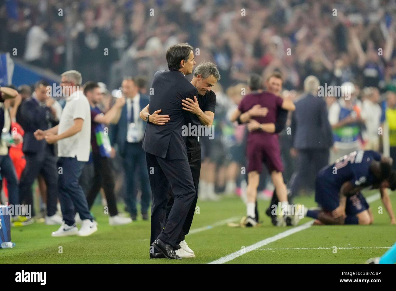 PSG's head coach Luis Enrique hugs Inter Milan's head coach Simone ...