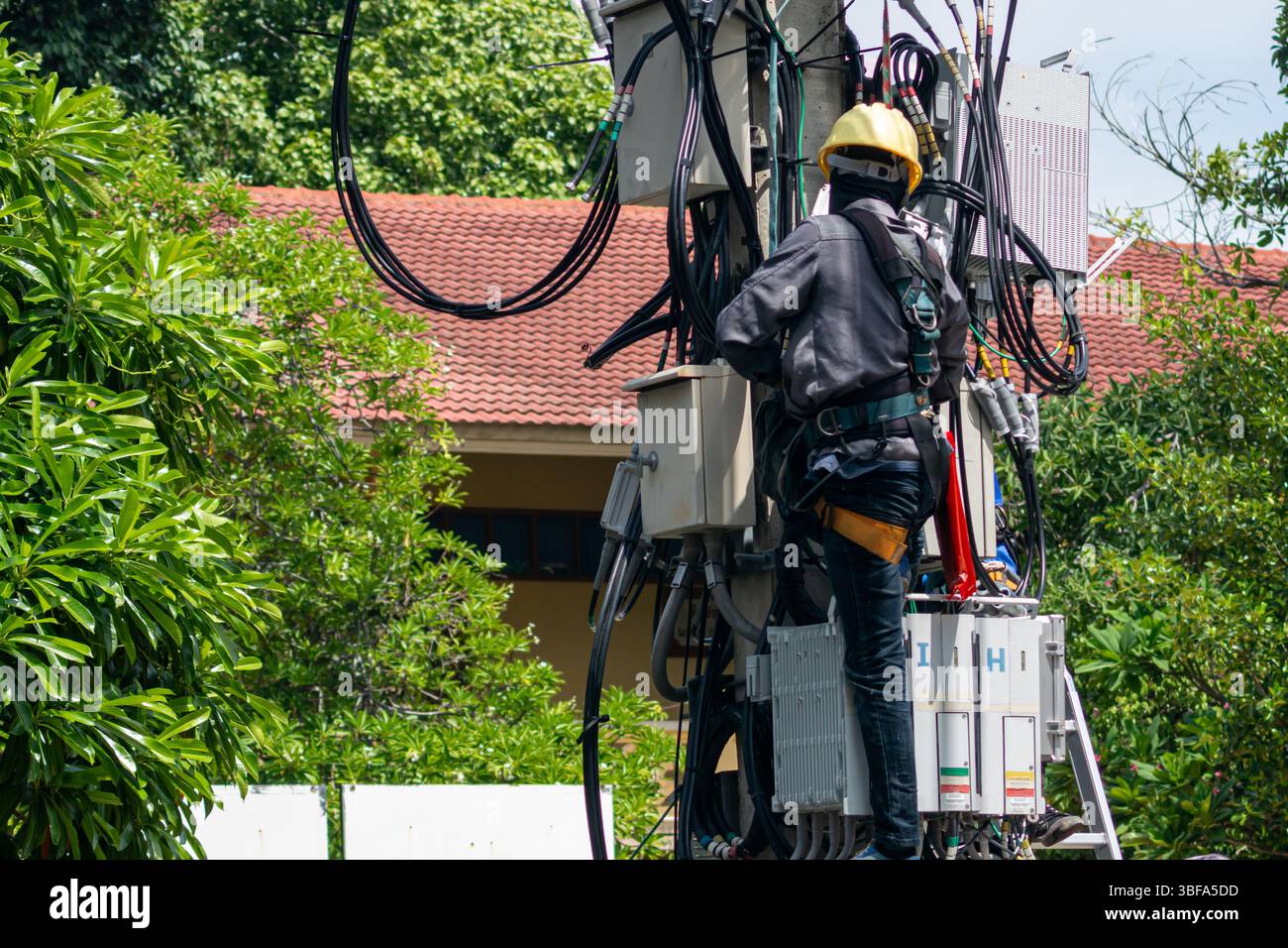 Worker climbing utility pole hi-res stock photography and images - Alamy