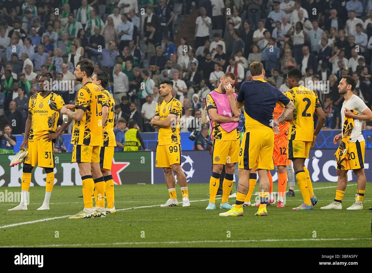 Inter Milan players stand in dejection at the end of the Champions ...