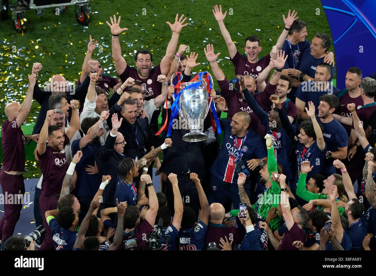 Players of PSG lift the trophy after winning the Champions League ...