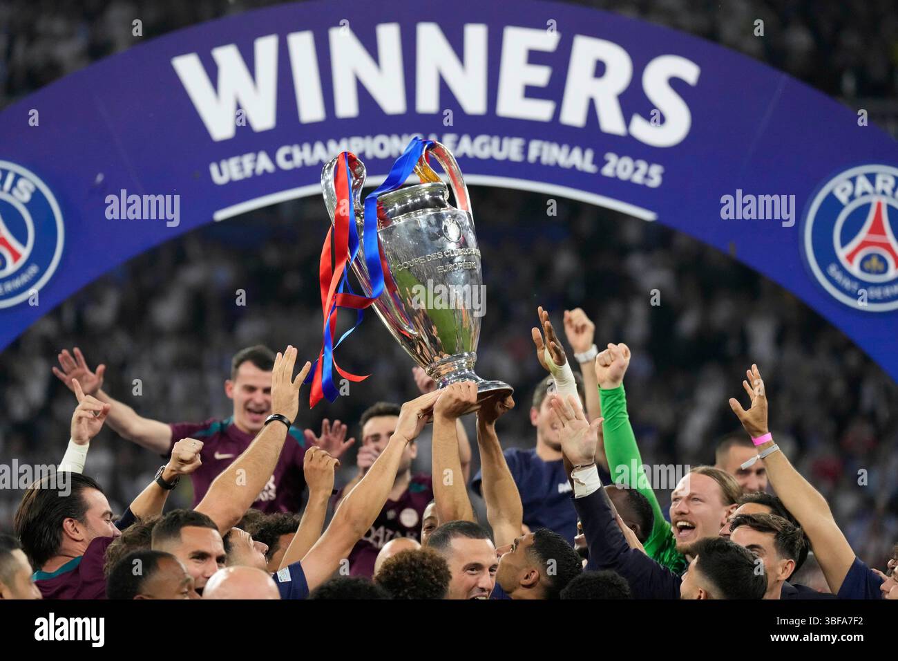 PSG players celebrate with the trophy after winning the Champions ...