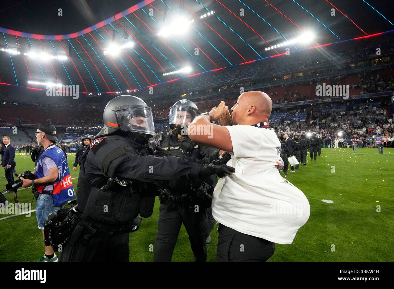 Police block PSG supporters invading the pitch at the end of the ...