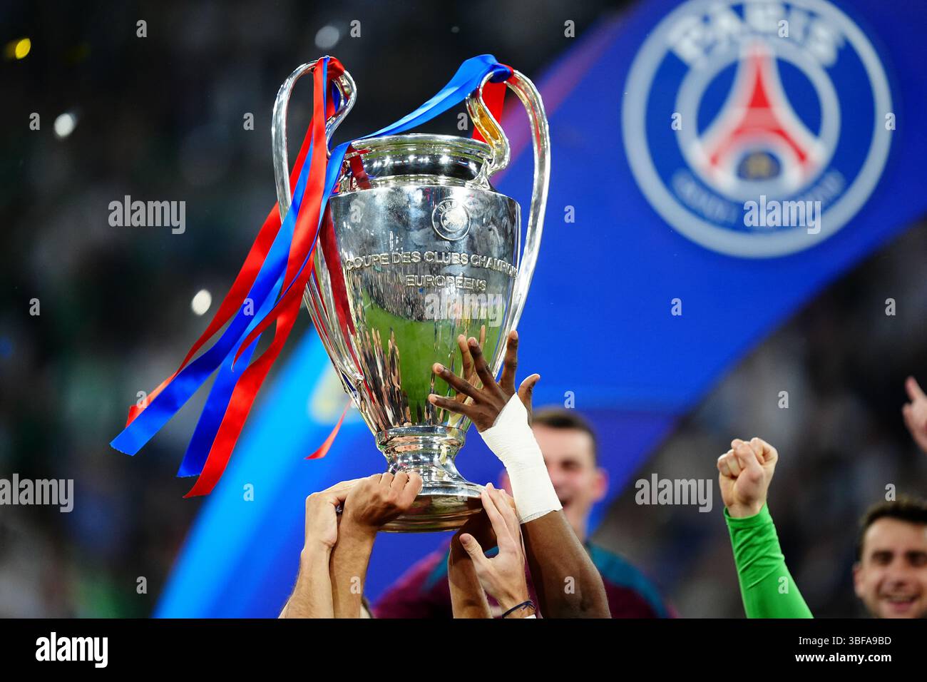 Paris Saint-Germain lift the trophy after winning the UEFA Champions ...