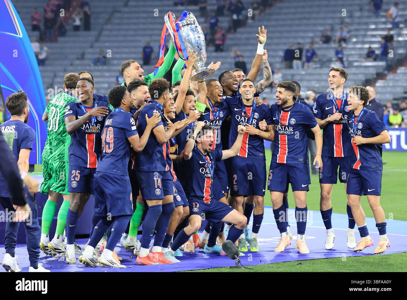Paris saint germain football team 2025 hi-res stock photography and ...