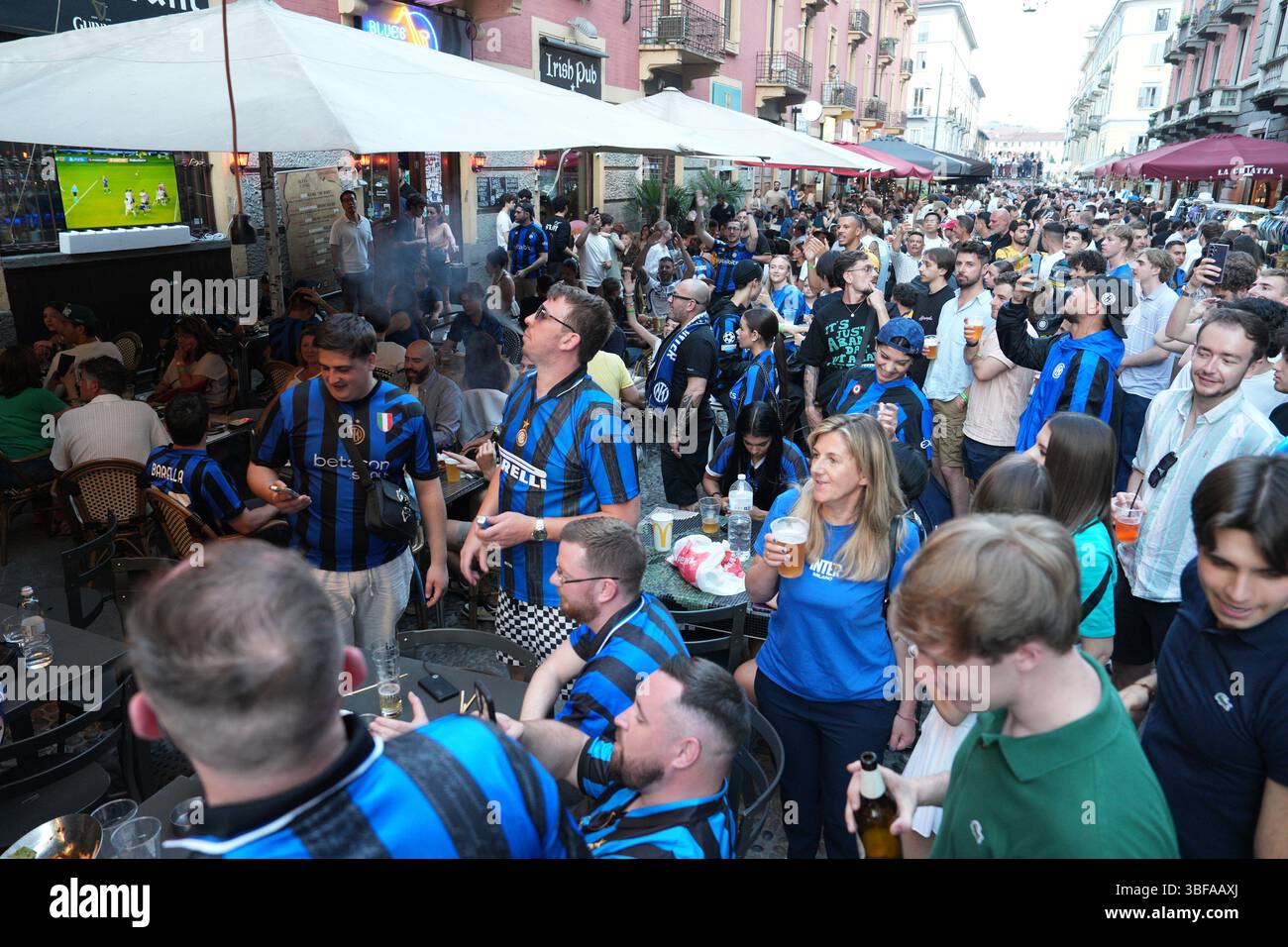 Milan, Inter fans await the start of the Champions League Final match ...