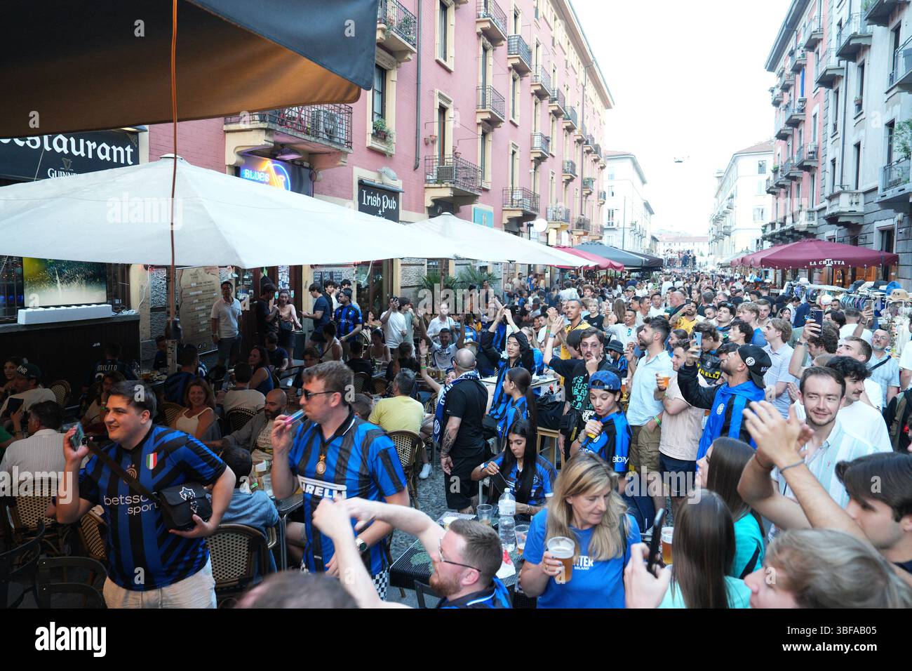 Milan, Inter fans await the start of the Champions League Final match ...