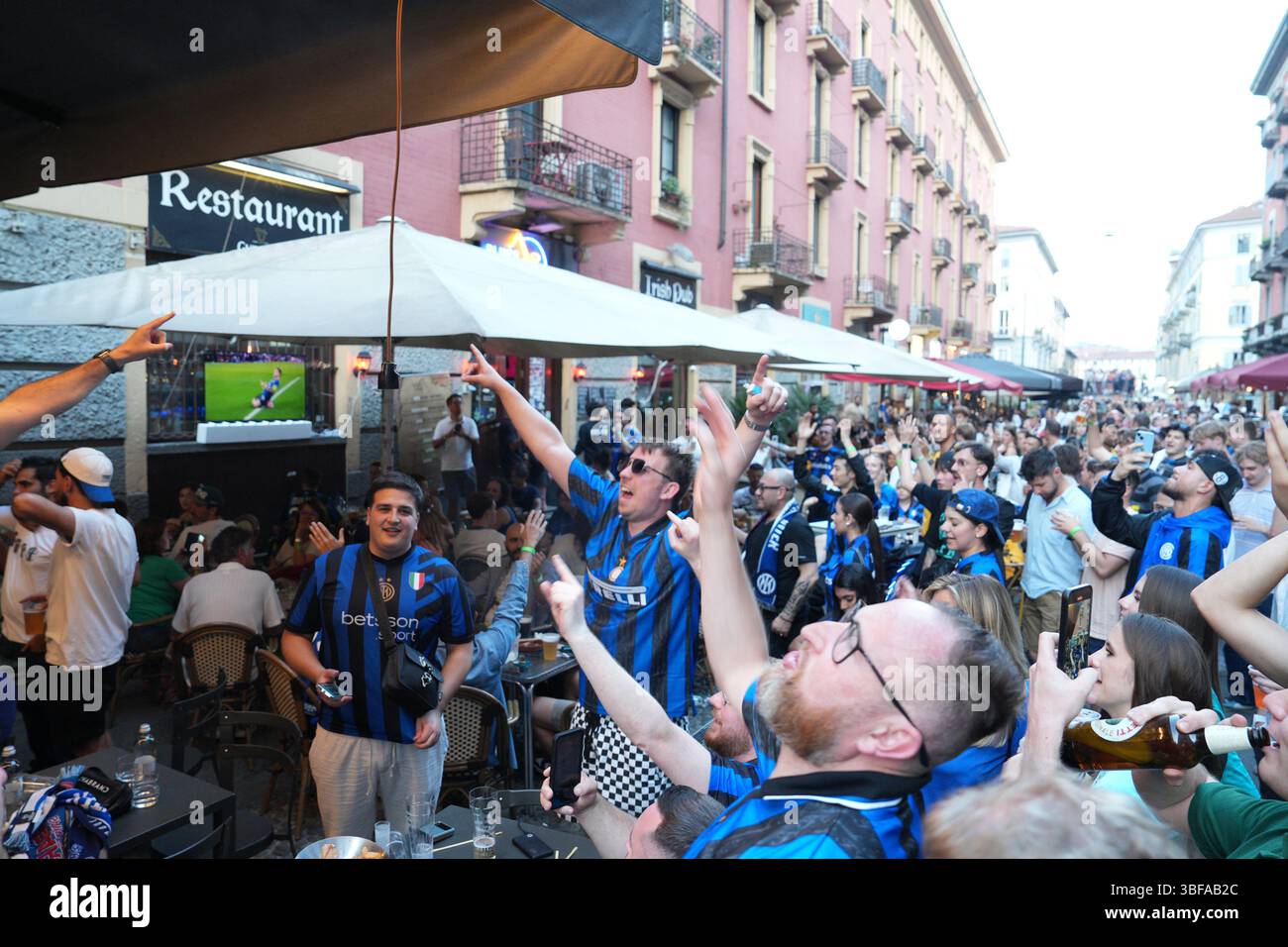 Milan, Inter fans await the start of the Champions League Final match ...
