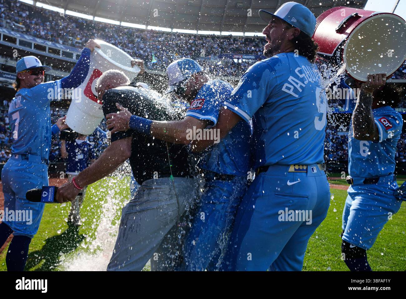 Kansas City Royals' Vinnie Pasquantino (9), Nick Loftin, center, and ...