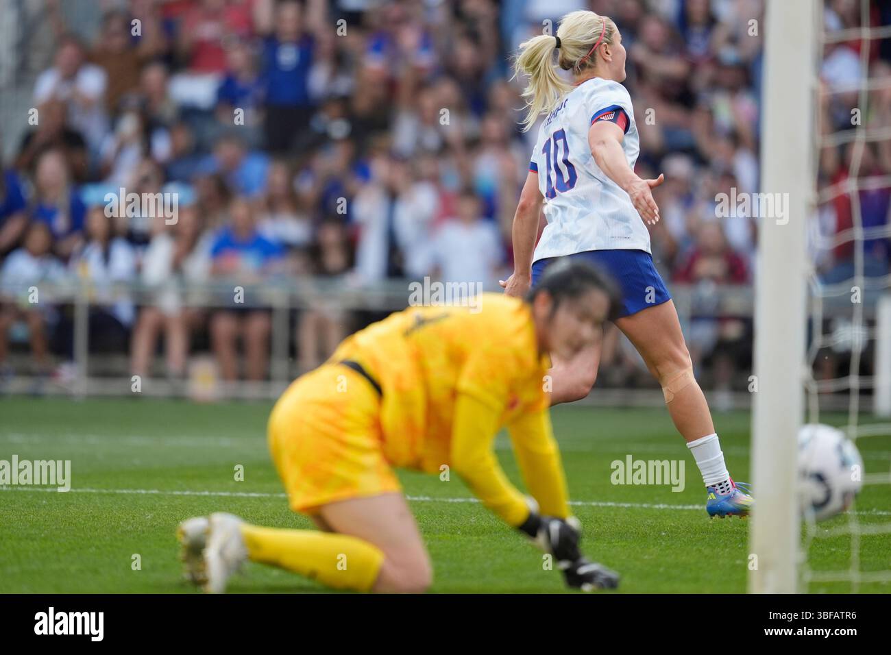 US midfielder Lindsey Heaps (10) celebrates after scoring goal past ...