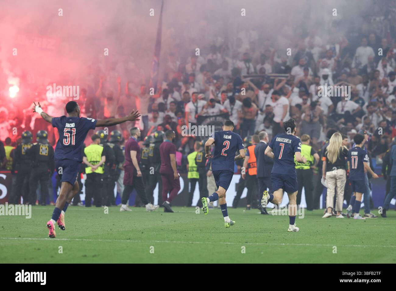Happiness of PSG players after winning the Champions League Cup at the ...