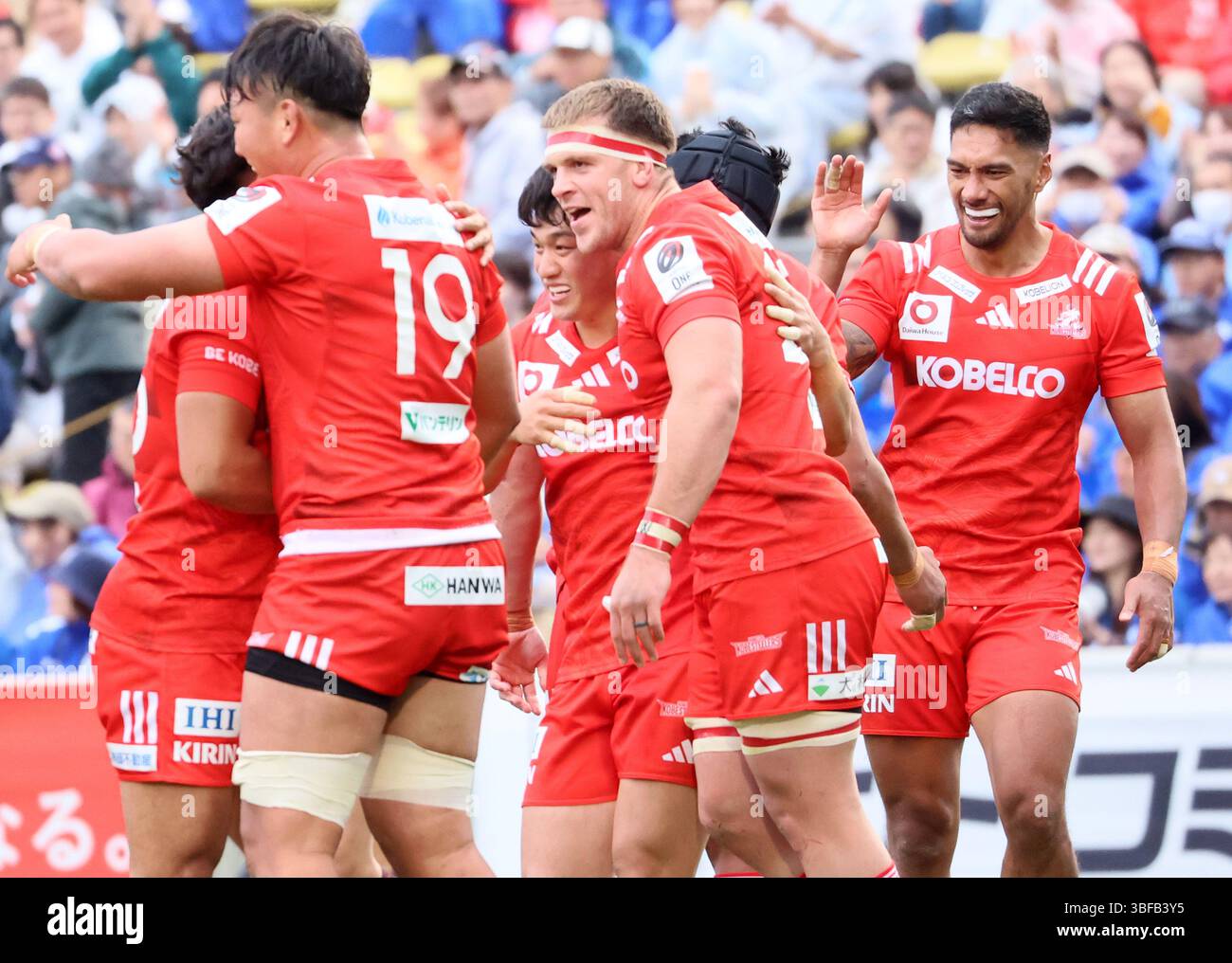 Tokyo, Japan. 31st May, 2025. Kobelco Kobe Steelers players celebrate ...