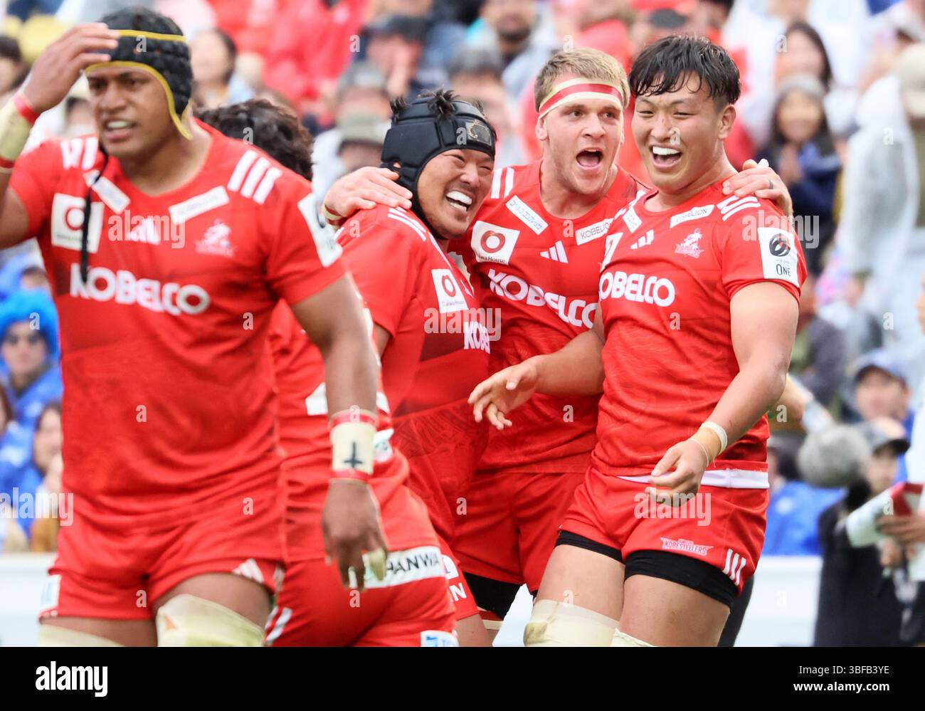 Tokyo, Japan. 31st May, 2025. Kobelco Kobe Steelers players celebrate ...