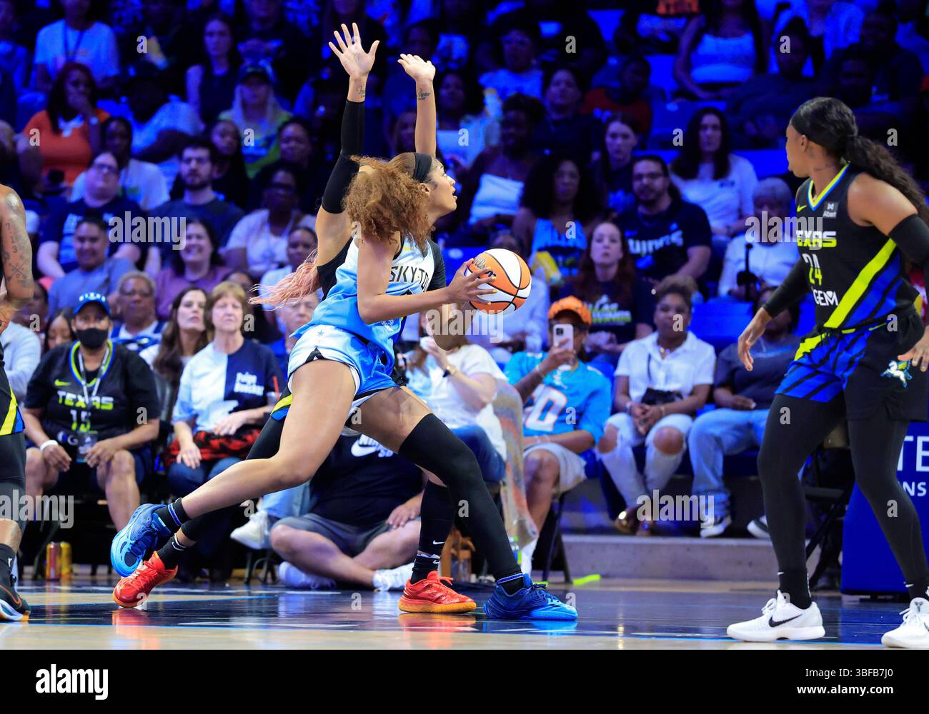 ARLINGTON, TX - MAY 31: Chicago Sky forward Angel Reese (5) takes a ...