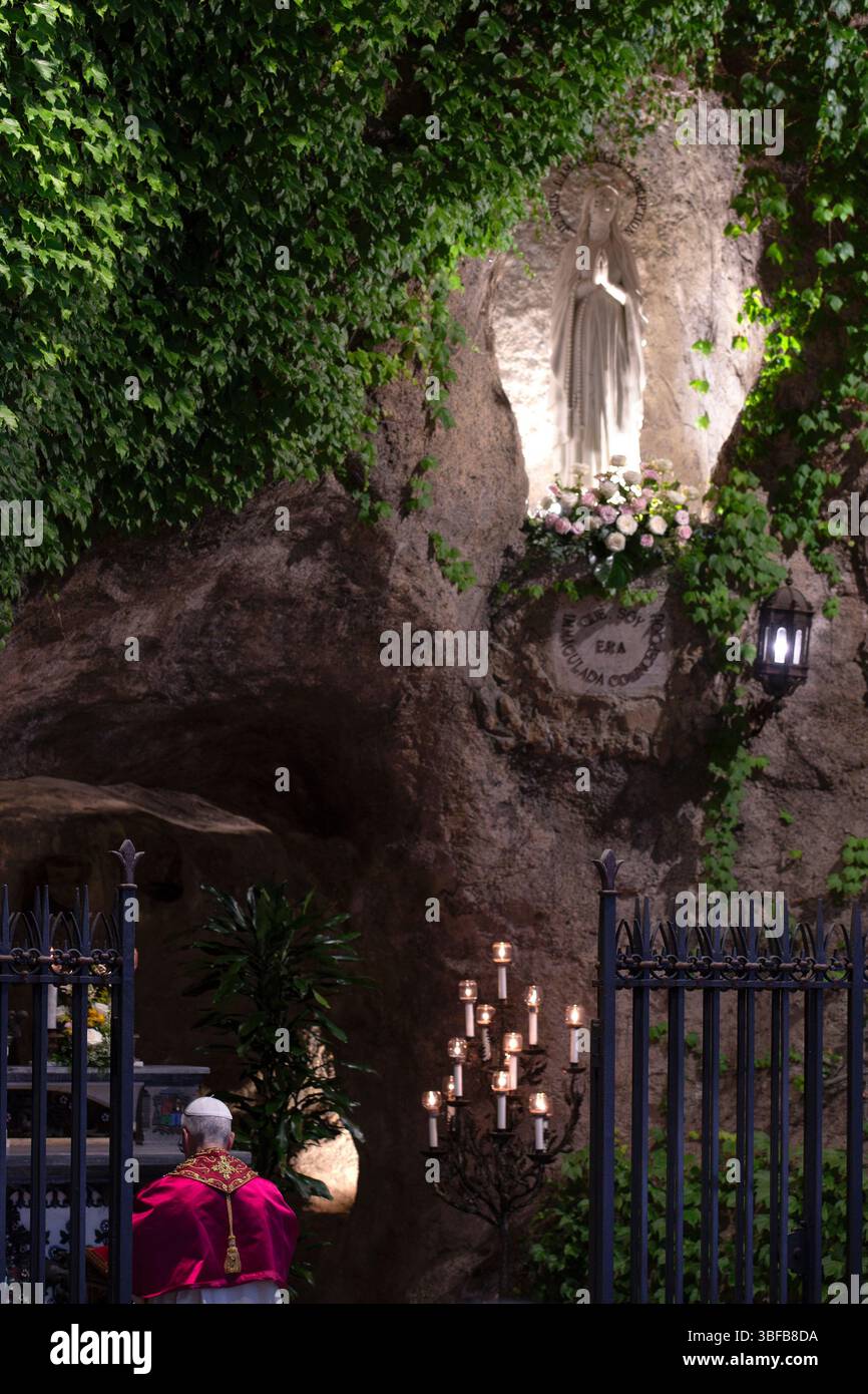 Vatican, Vatican. 31st May, 2025. Pope Leo XIV prays in the Lourdes ...
