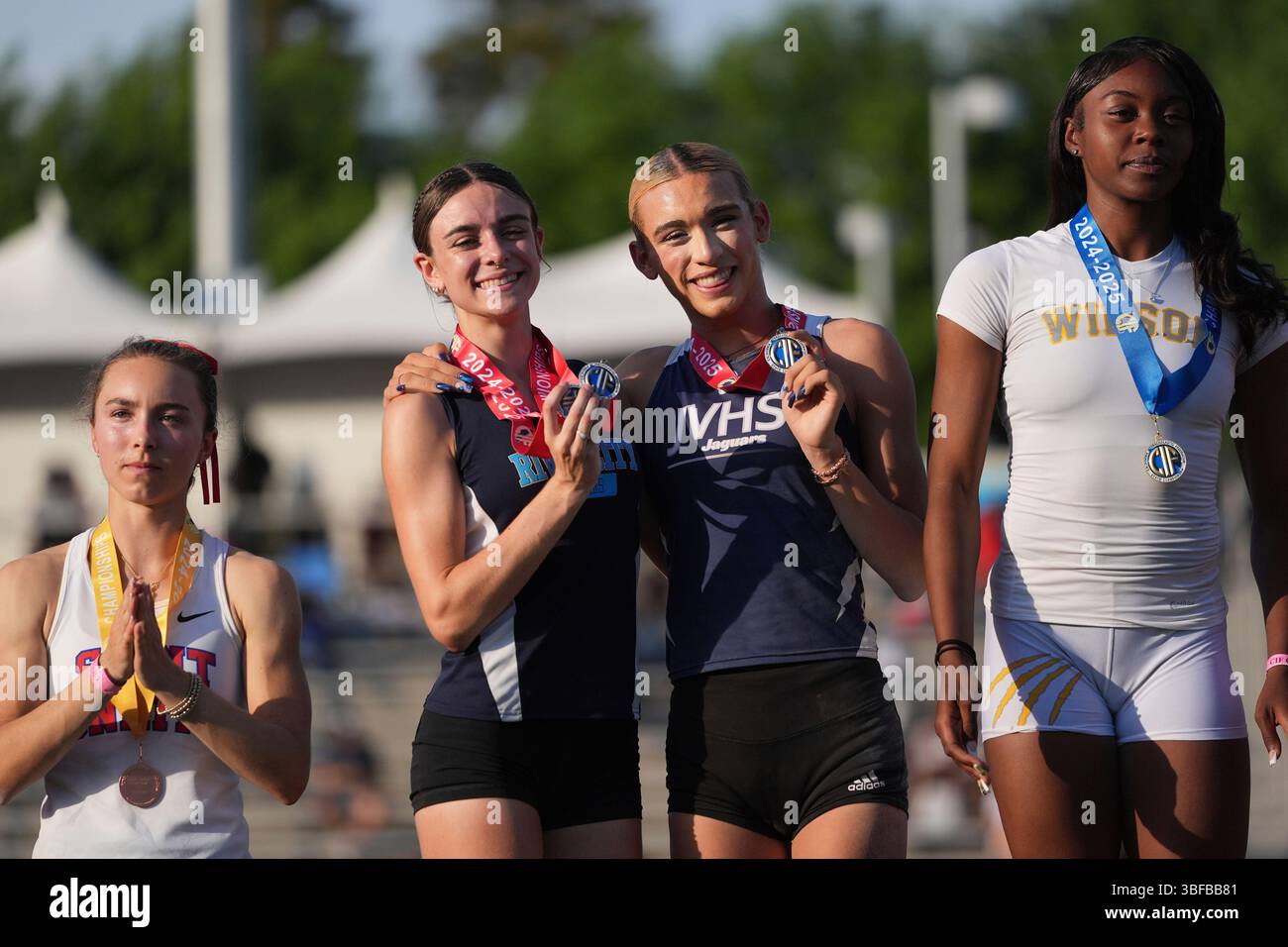 Flanked by fourth-place winner Ellie McCuskey-Hay, left, and first ...