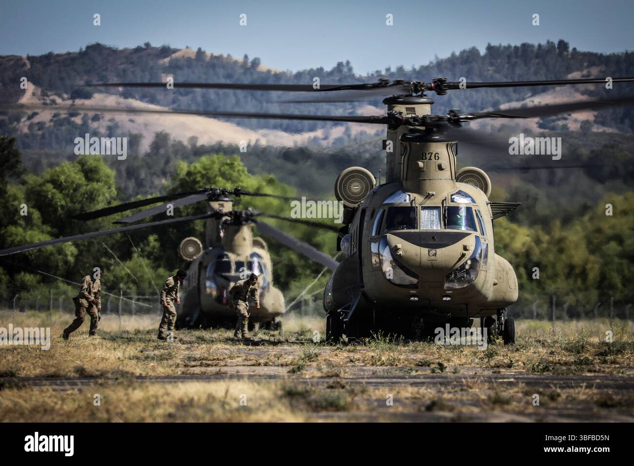 U.S. Army Reserve Soldiers of B. Co. 7-158th Aviation Regiment conduct ...