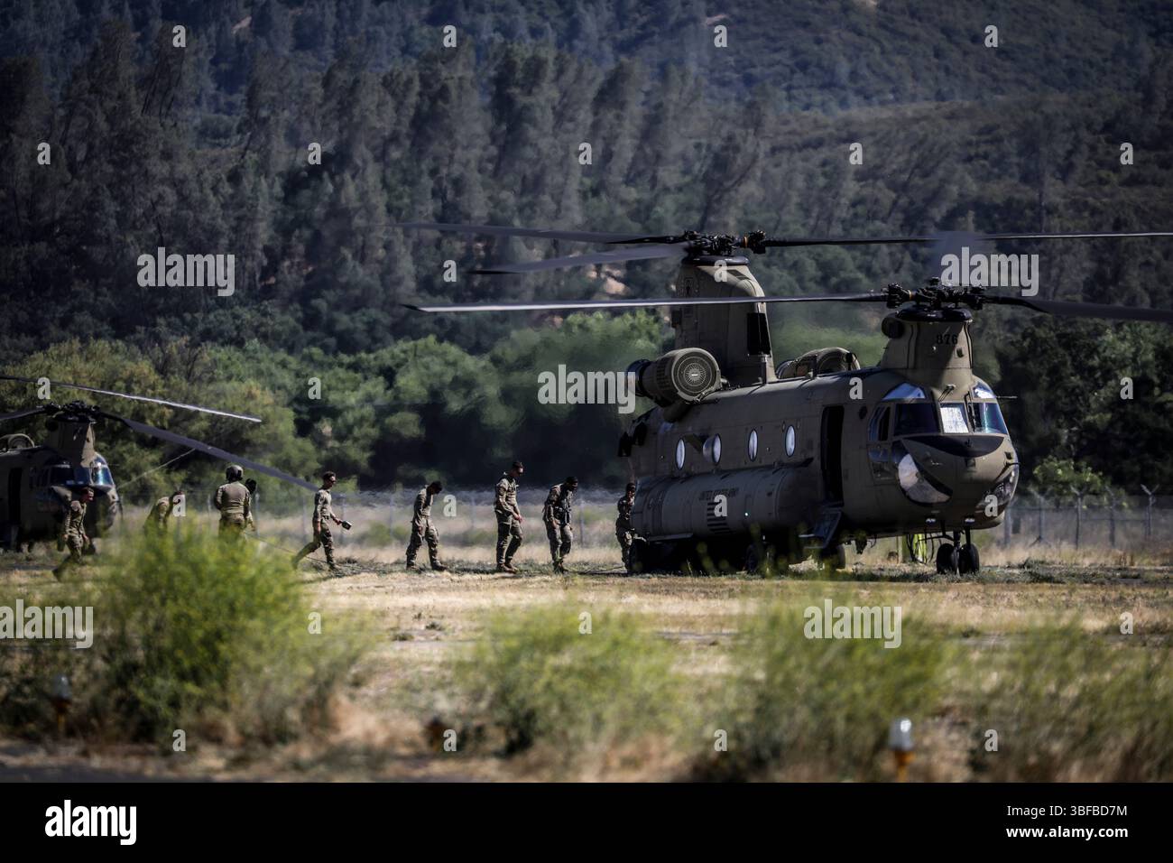 U.S. Army Reserve Soldiers of B. Co. 7-158th Aviation Regiment conduct ...