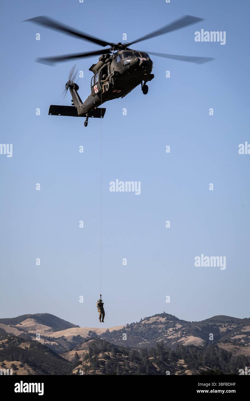 U.S. Army Reserve Soldiers of C. Co. 7-158th Aviation Regiment conduct ...
