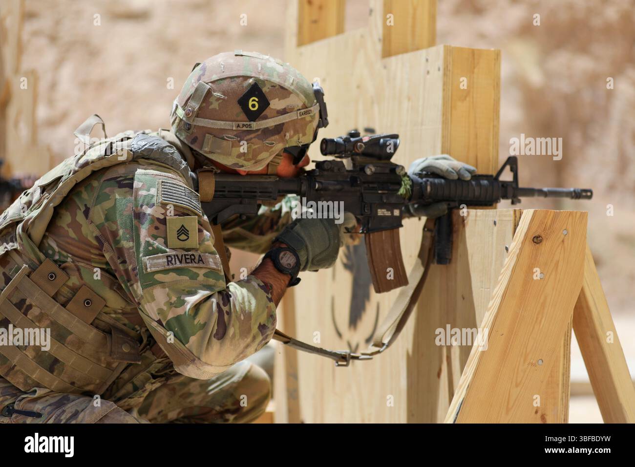 U.S. Army Soldiers assigned to E Company, 6th Battalion, 101st Aviation ...