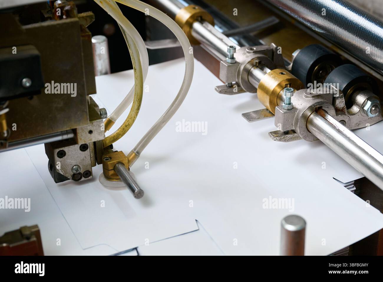 Innovative paper sheet feeding mechanism enabling efficient glue ...