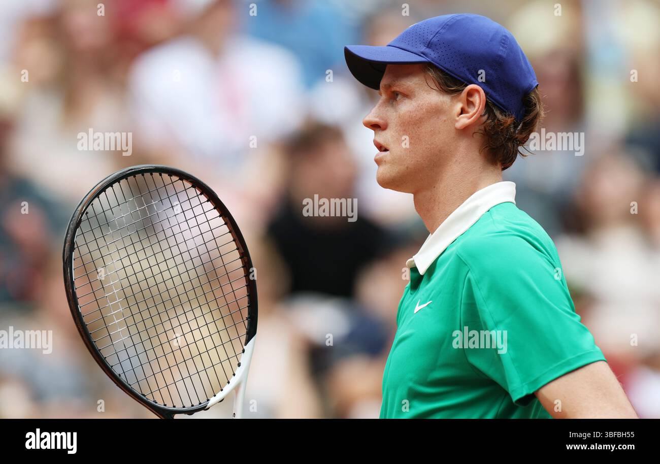 (250601) -- PARIS, June 1, 2025 (Xinhua) -- Jannik Sinner reacts during the men's singles 3rd ...