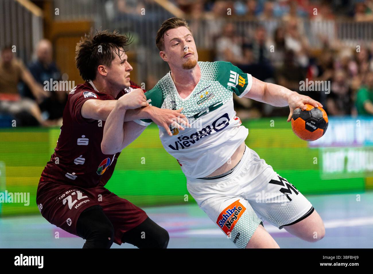 Erik PERSSON (FRISCH AUF! Goeppingen, #22) im Zweikampf gegen Maxim ORLOV (1. VFL Potsdam, #22 ...