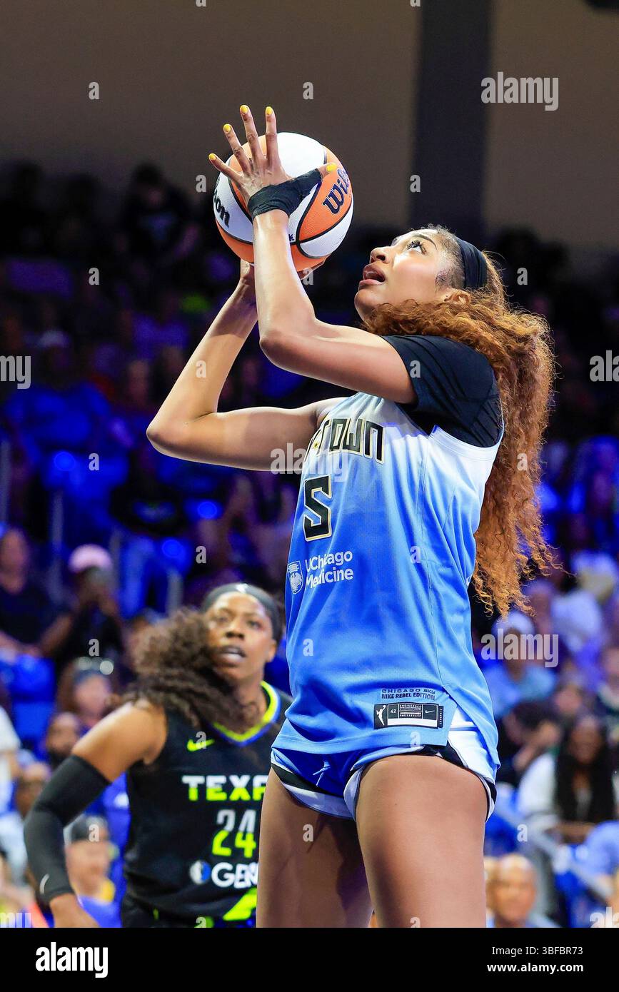 ARLINGTON, TX - MAY 31: Chicago Sky forward Angel Reese (5) makes a ...