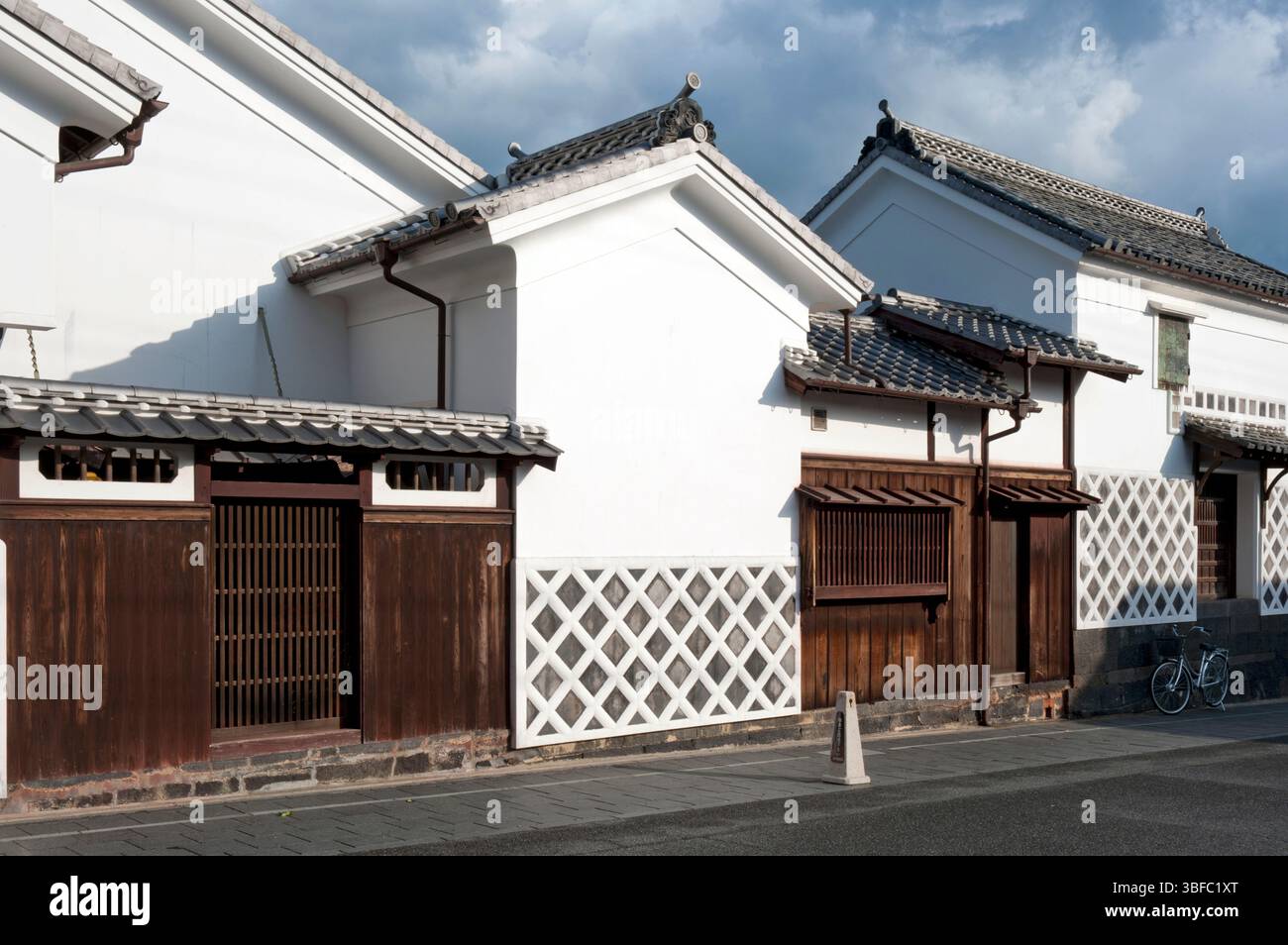 Meiji period white-washed merchant houses with "namako-kabe ...