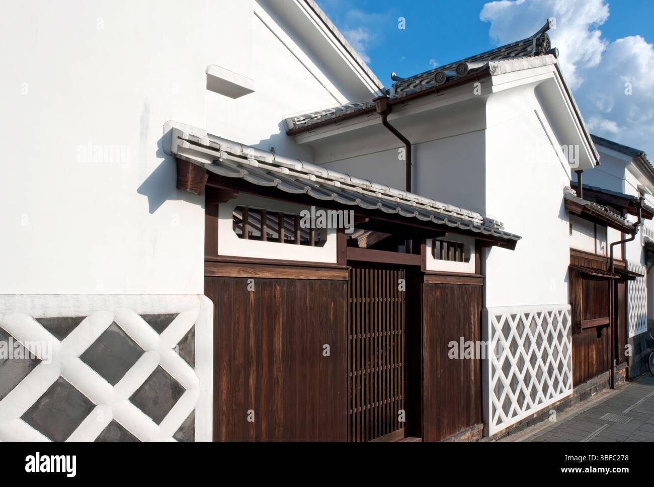Meiji period white-washed merchant houses with "namako-kabe ...
