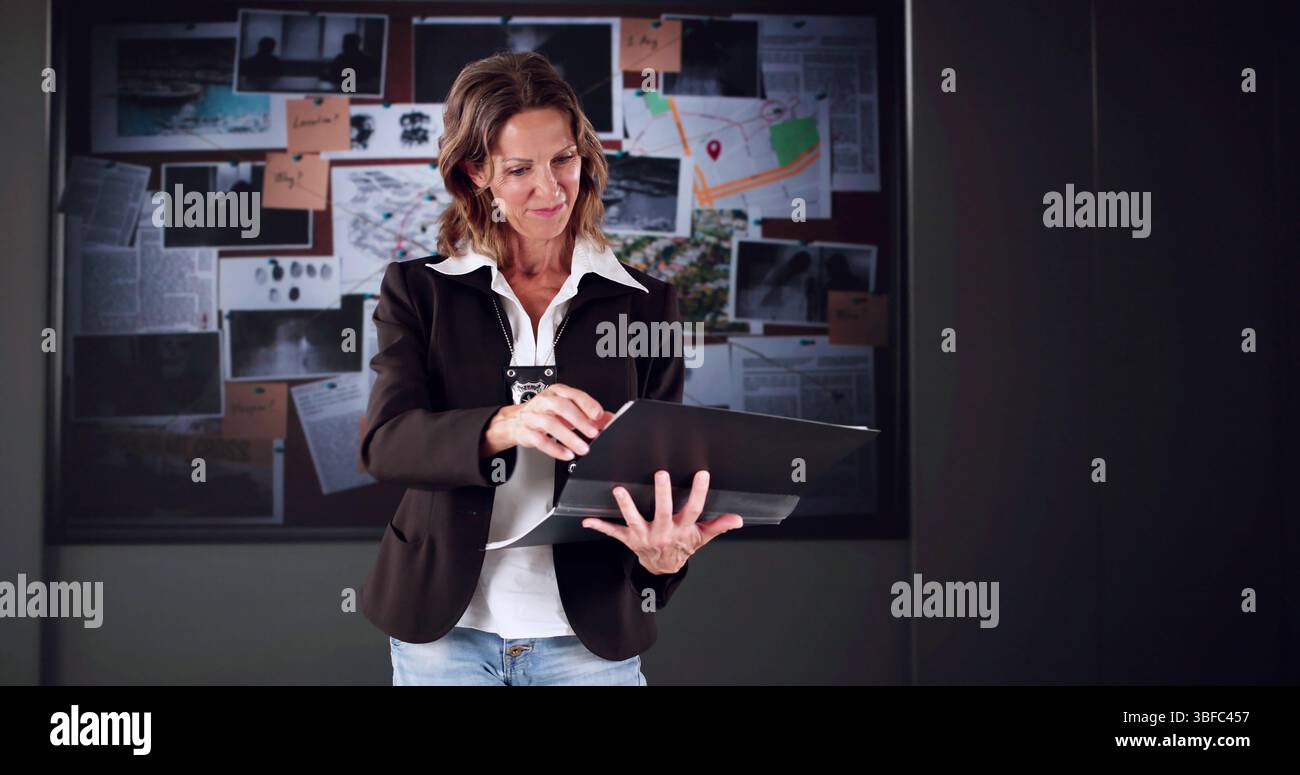 Person clipboard wall map hi-res stock photography and images - Alamy