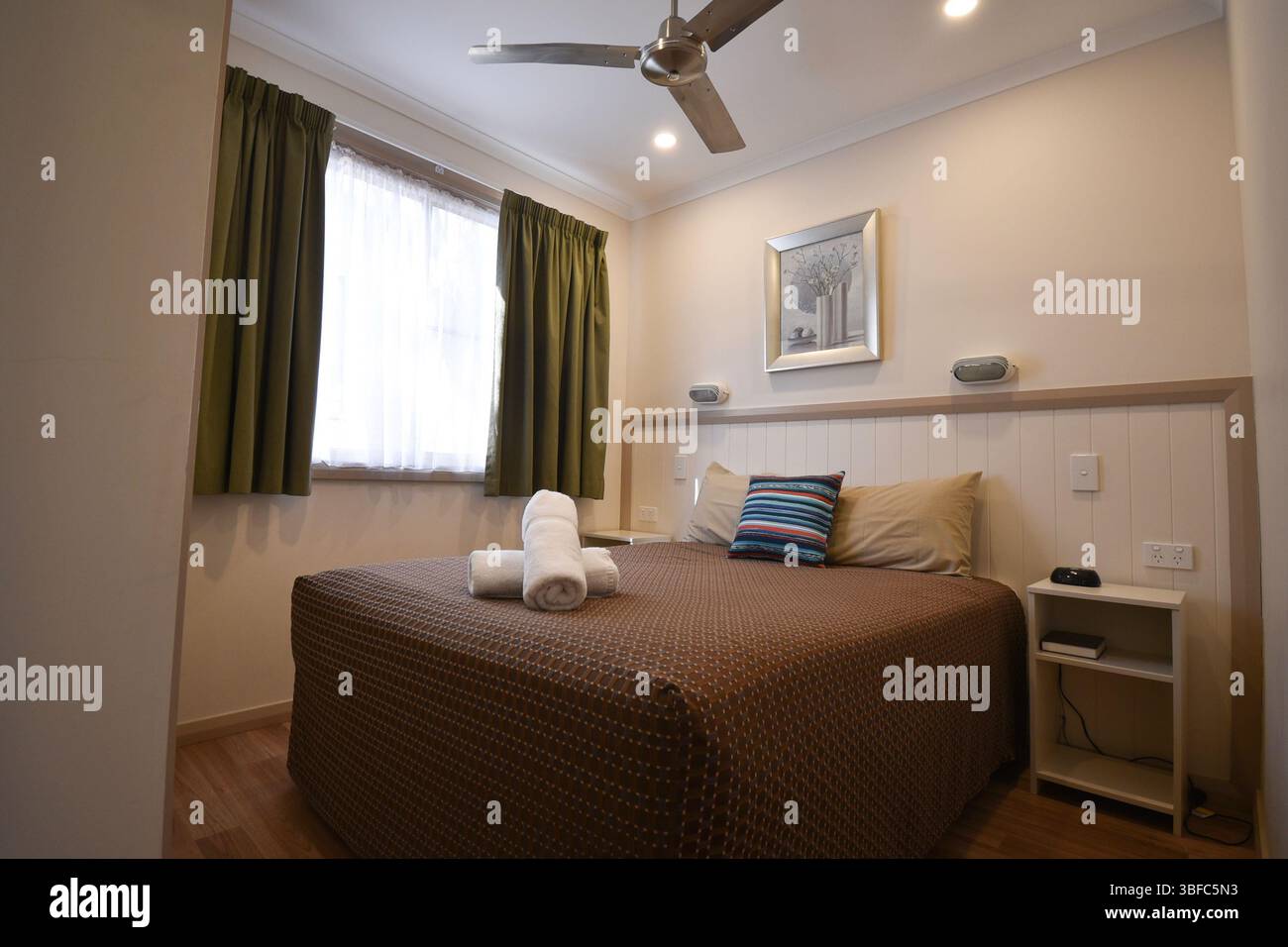 Bed wood cabin hi-res stock photography and images - Alamy