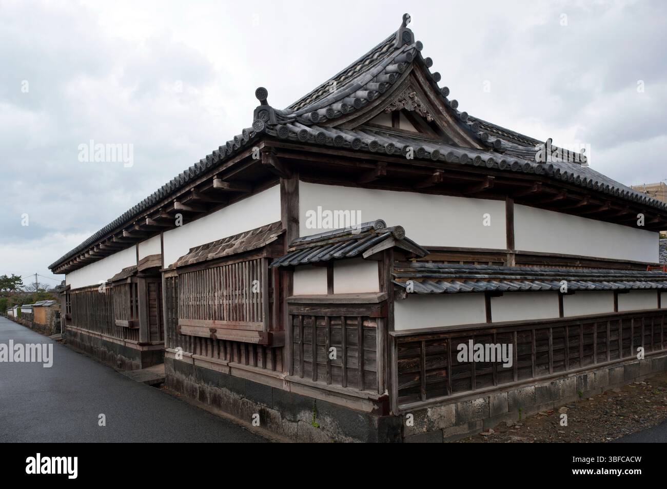 The historic Suu Tenement House Nagaya gate in the old castle town of ...