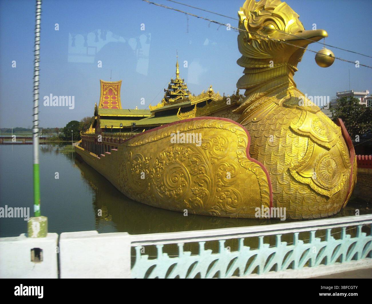 Golden app icon hi-res stock photography and images - Alamy