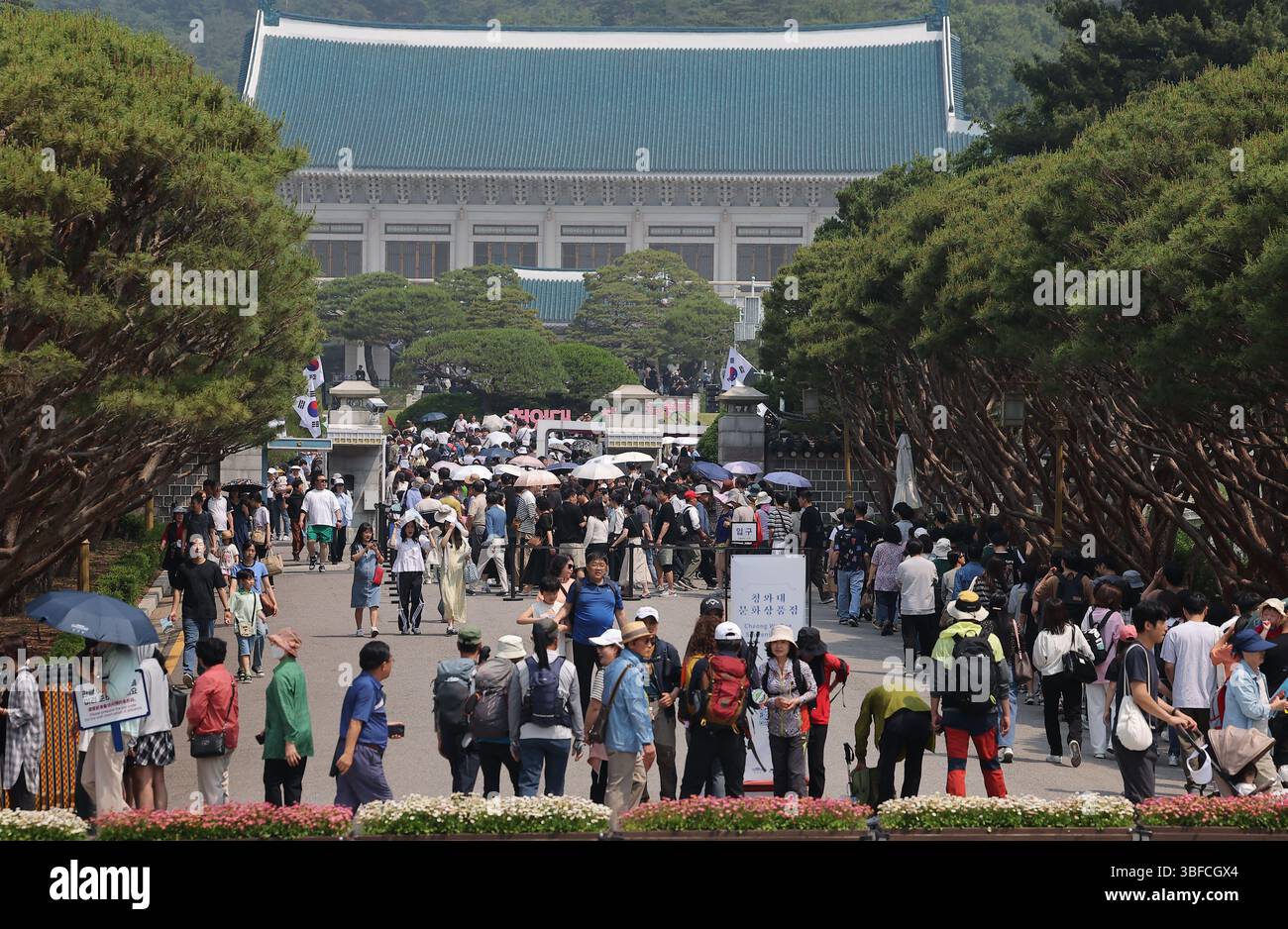 01st June, 2025. Cheong Wa Dae People look around Cheong Wa Dae, South ...