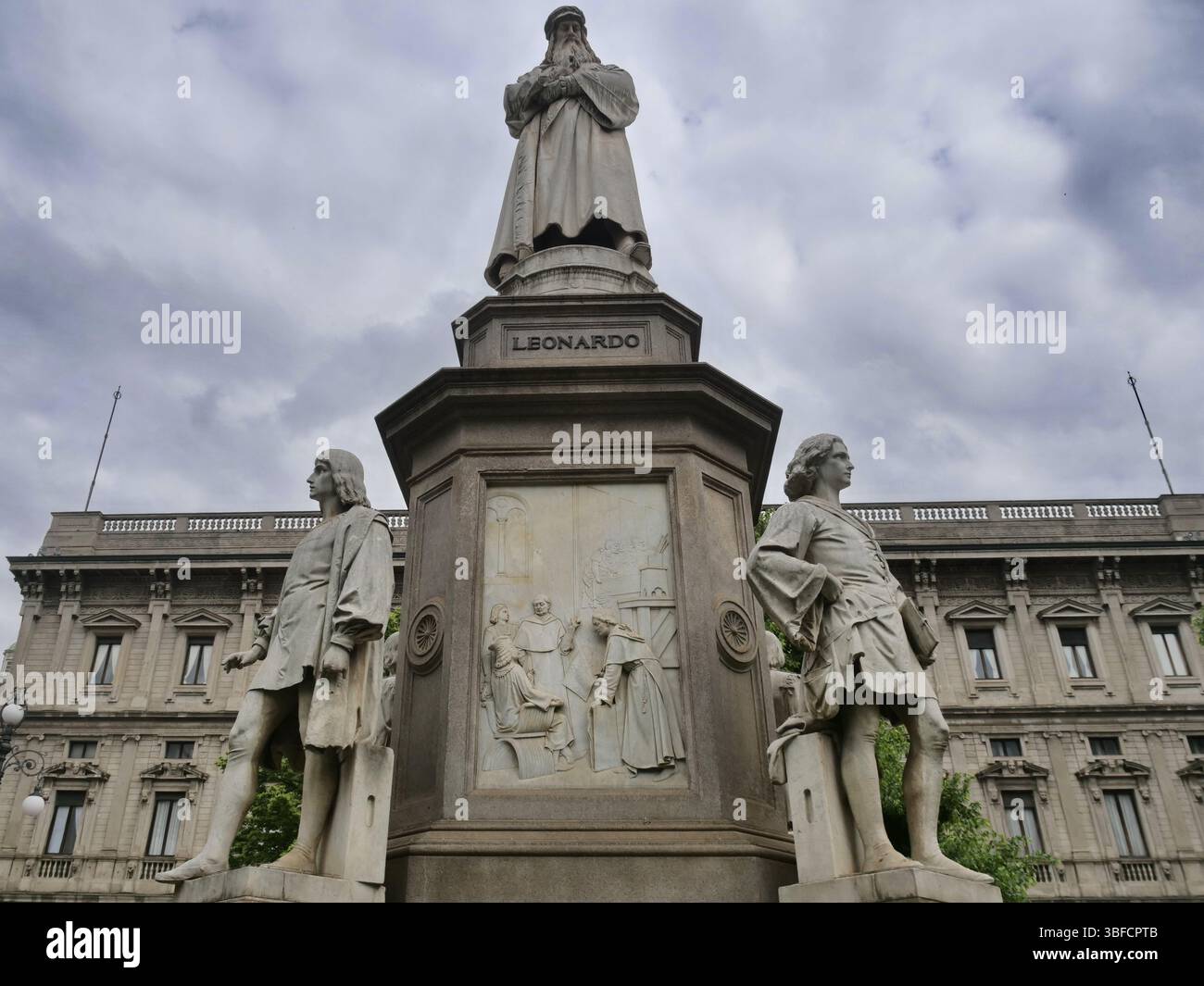 Leonardo Da Vinci sculpture in Piazza della Scala square, Milan Stock ...