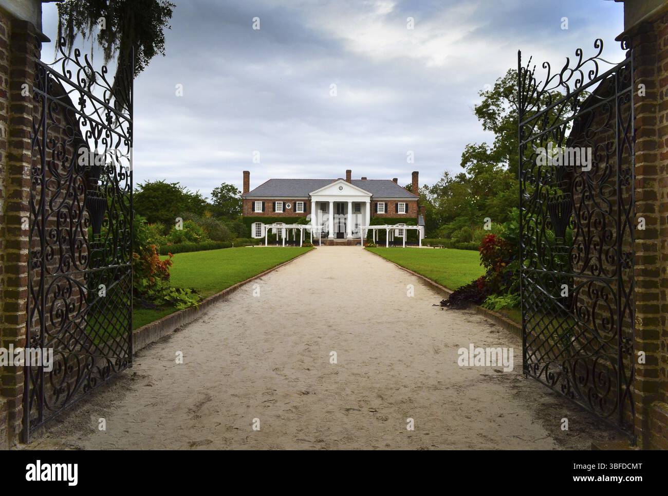 Boone hall mansion hi-res stock photography and images - Alamy