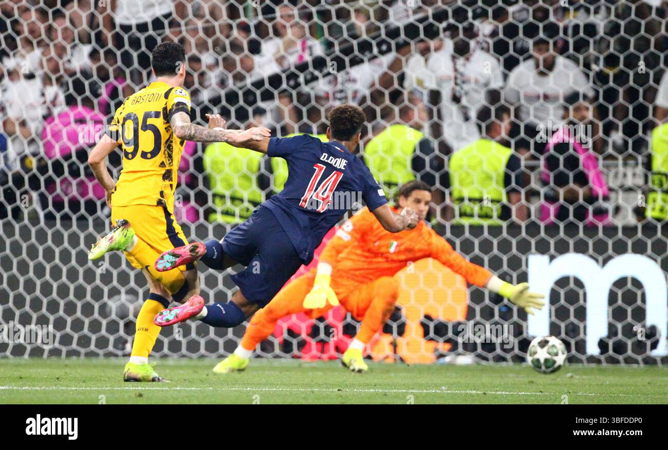 München , Germany. 31th May 2025. Paris’s Desire Doue ( blue ) scores 3 ...
