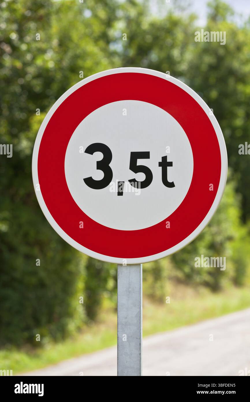 Traffic sign of 3, 5 tons weigh restriction on a rural road background ...