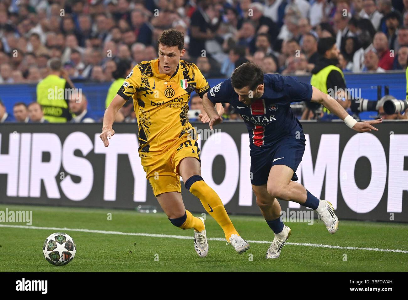 Benjamin PAVARD (Milan), action, duels versus Khvicha KVARATSKHELIA ...
