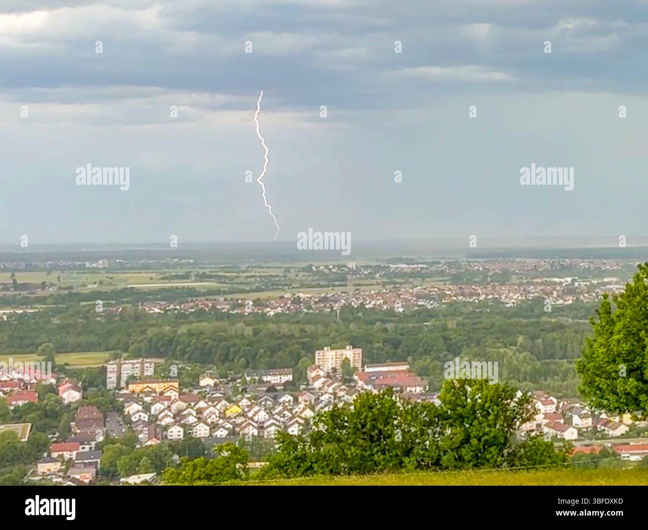 Schwere Unwetter ziehen über Deutschland: Kräftige Gewitter mit Starkregen, Hagel und Sturmböen ...