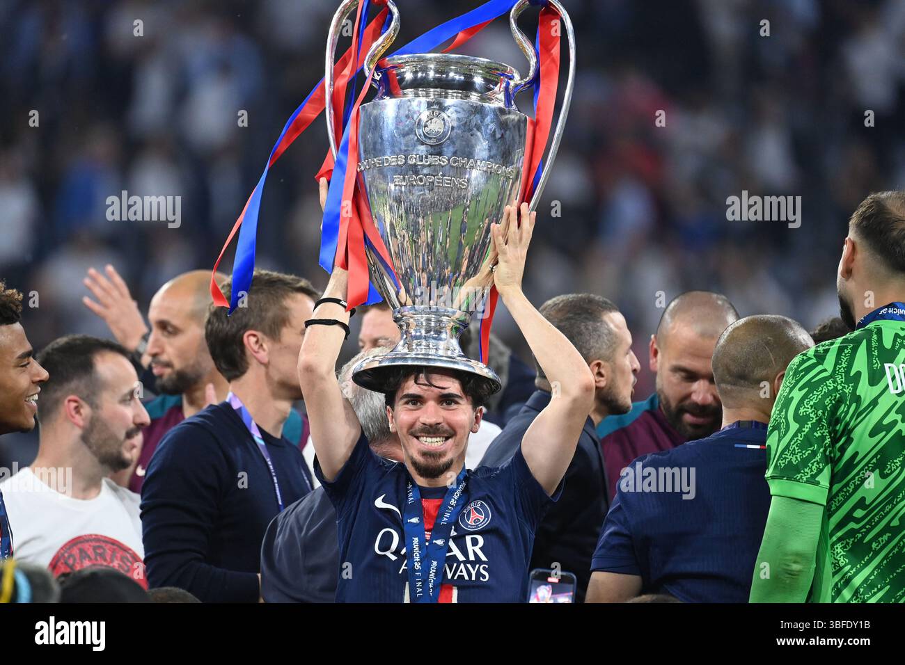 Vitinha psg trophy hi-res stock photography and images - Alamy