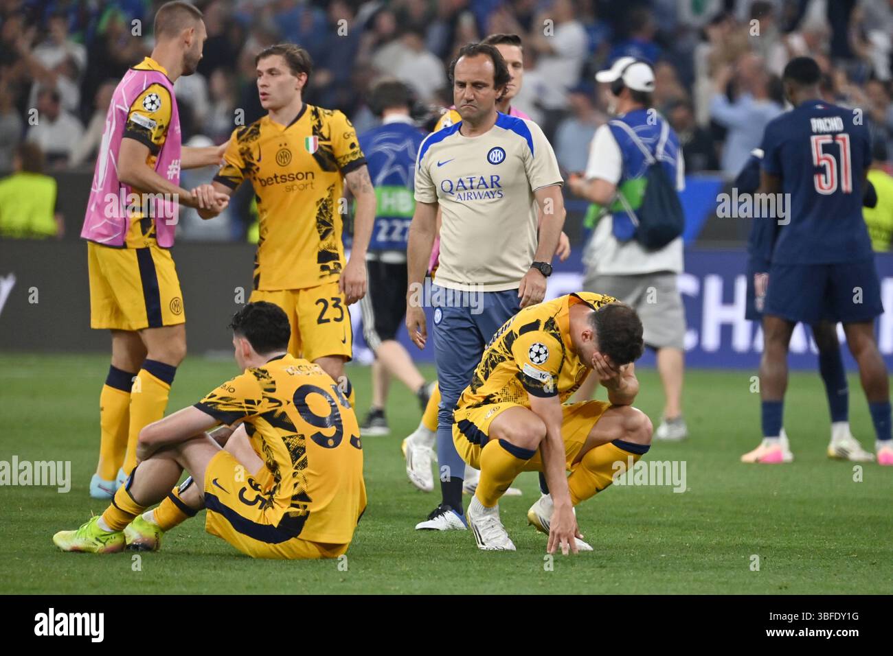 Milan players after the game, frustrated, disappointed, dejected, left ...