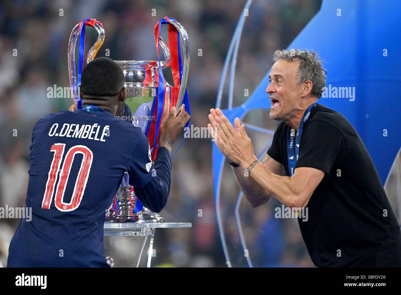 Ousmane Dembele (PSG) kisses the cup, cup, trophy, re:coach Luis ...
