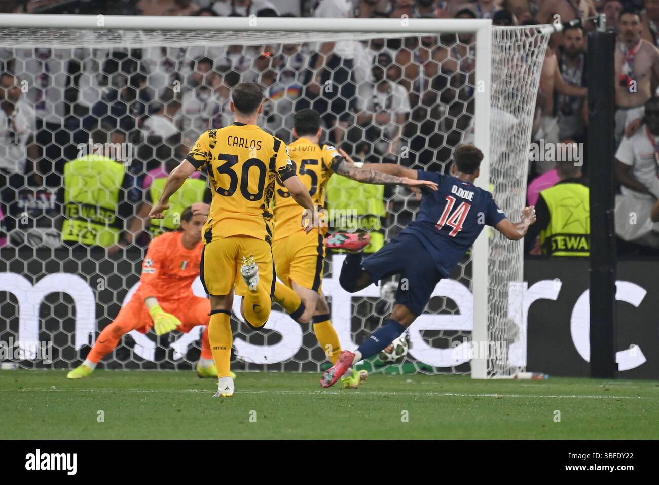 goal Desire Doue (PSG) to make it 3-0, action, goal shot versus Yann ...