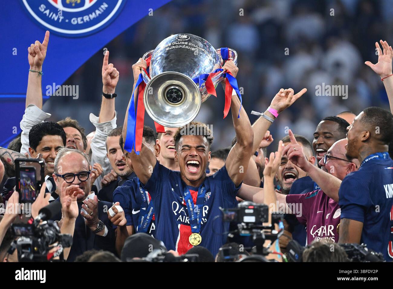 Player, team photo, team, squad, team photo Desire Doue (PSG) with cup ...