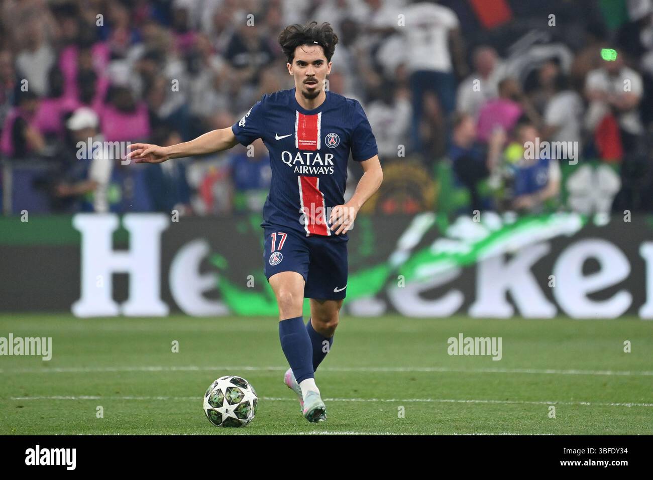 Vitinha (PSG), action, single action, single image, cutout, full-body ...